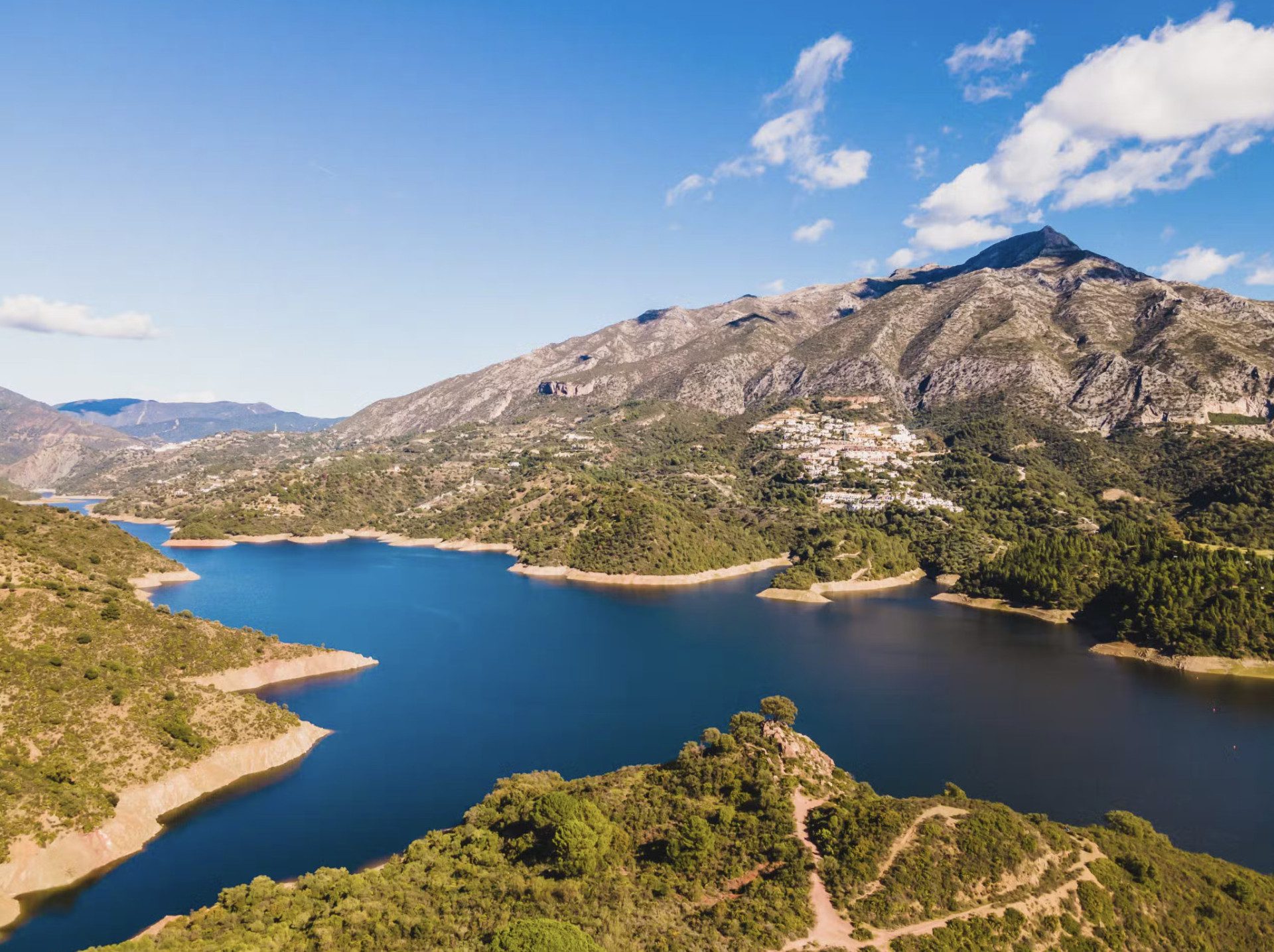 A Family-Friendly Hike With Epic Views: Exploring The Lake Istán Trail ...